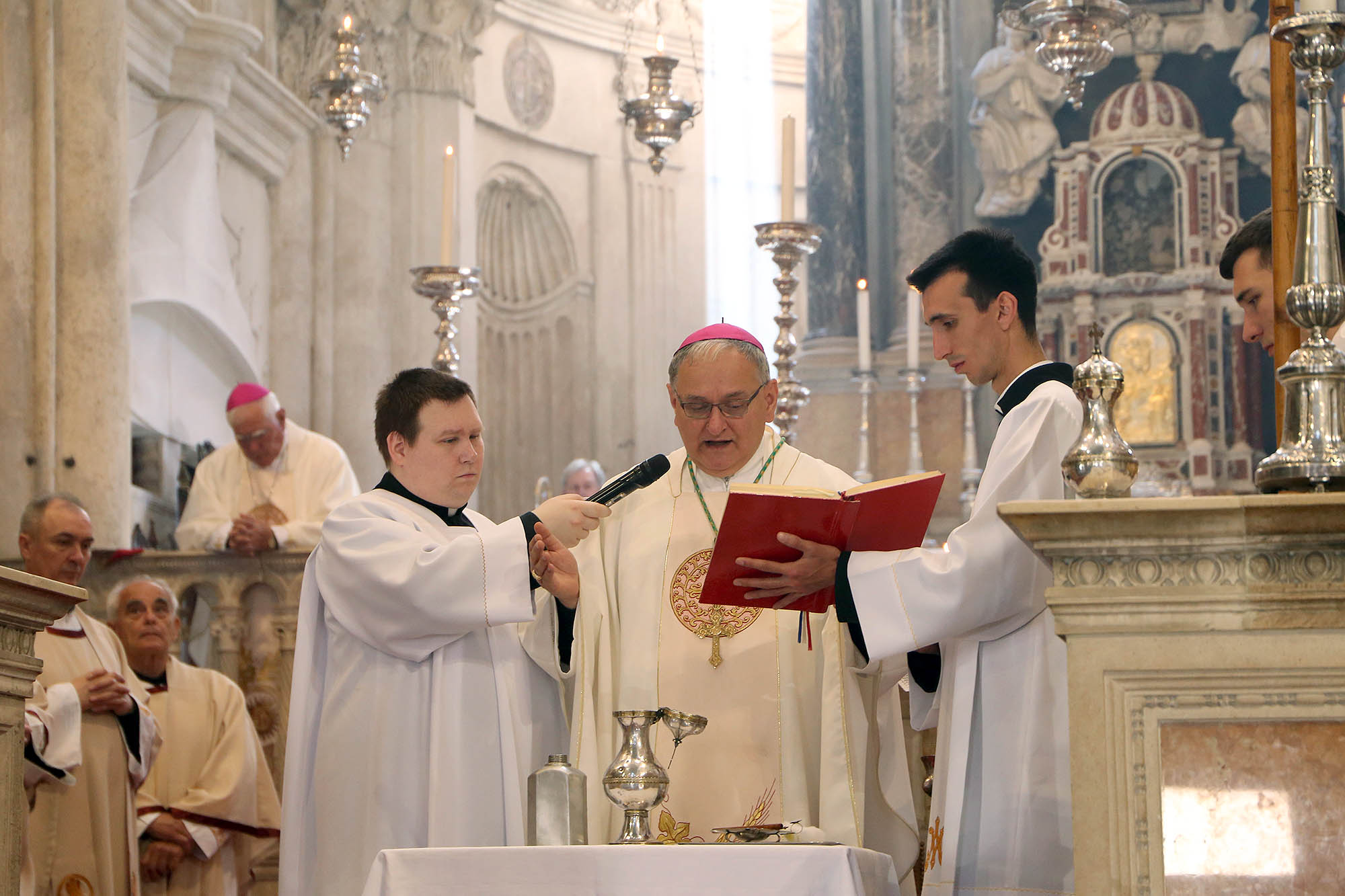 Biskup Rogić pozvao na molitvu da srca roditelja ne budu sebična i ne sprječavaju duhovni poziv ...