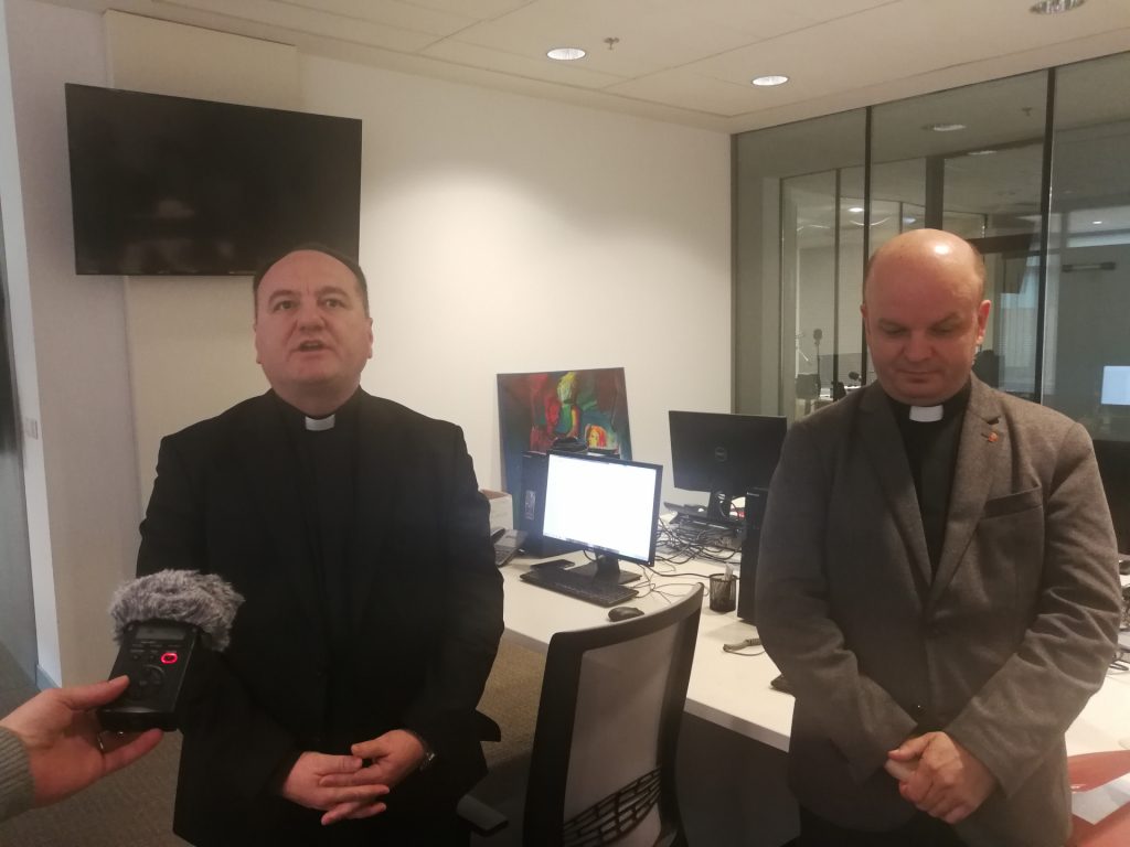 Nadbiskup Puljić i biskup Palić djelatnicima i slušateljima čestitali rođendan HKR-a - IKA