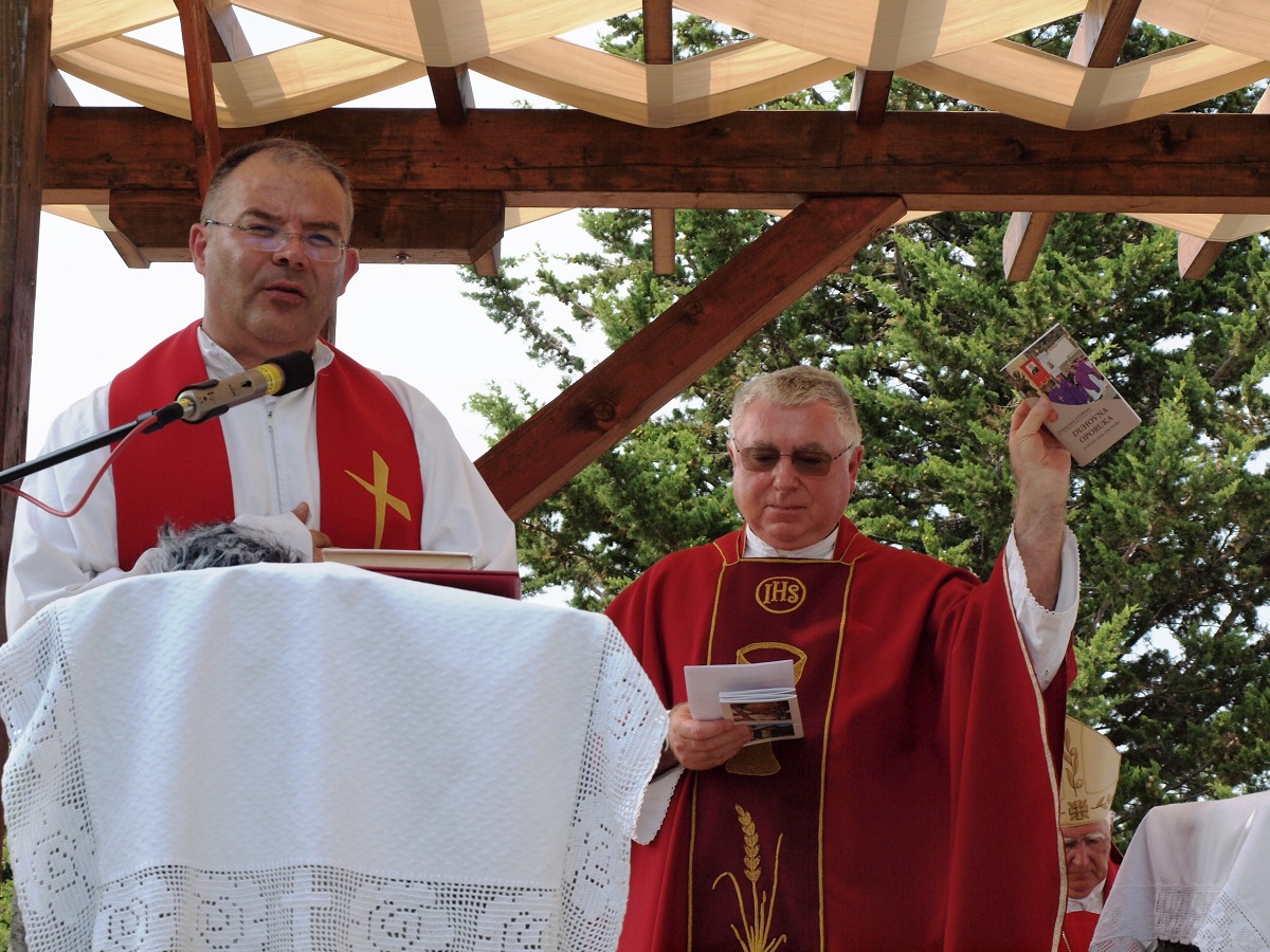 Predstavljena publikacija mons. dr. Jurja Batelje "Alojzije kardinal ...