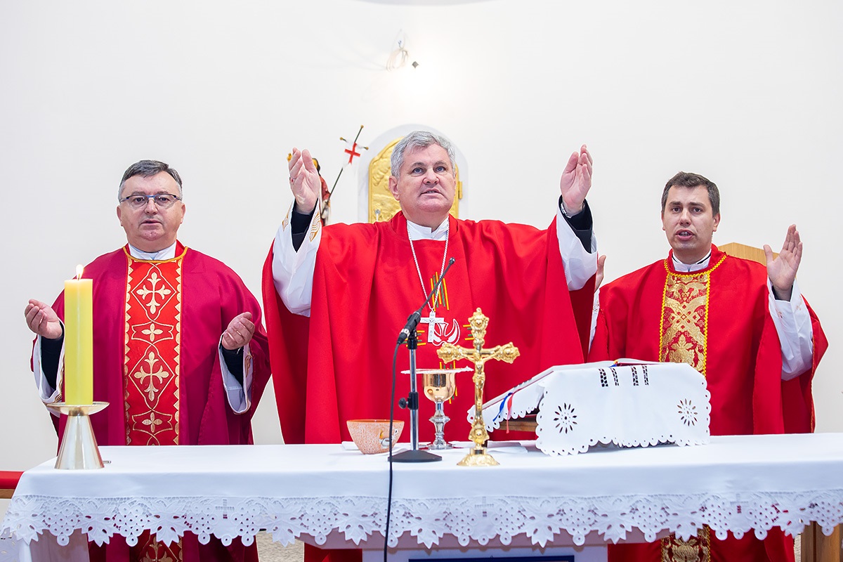 Biskup Košić predvodio svečanu misu na svetkovinu sv. Katarine u Komarevu – IKA