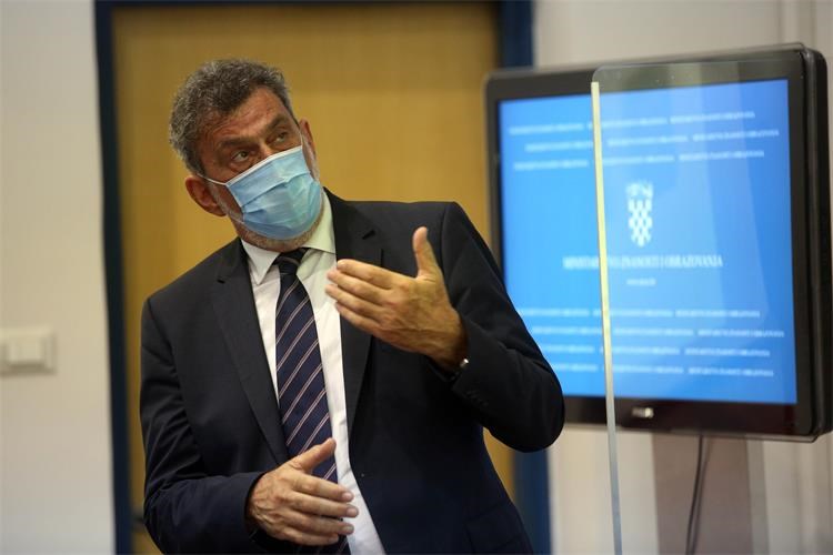 Ministar Fuchs: Stručne i sveučilišne kvalifikacije ostaju na istoj ...