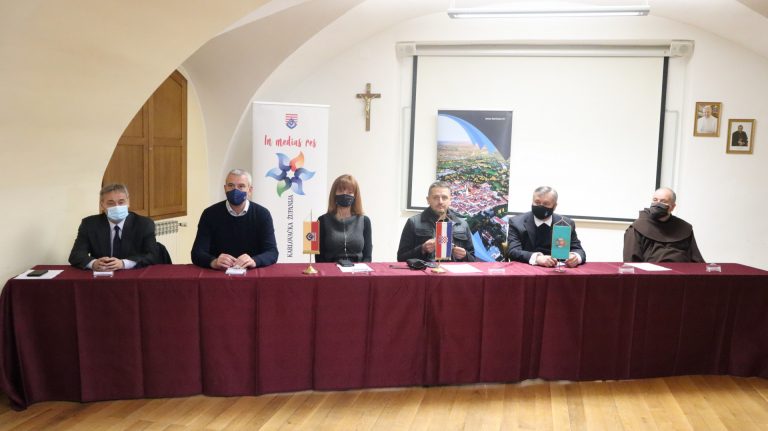 Predstavljeni svitci pronađeni prilikom uklanjanja križa sa zvonika ...