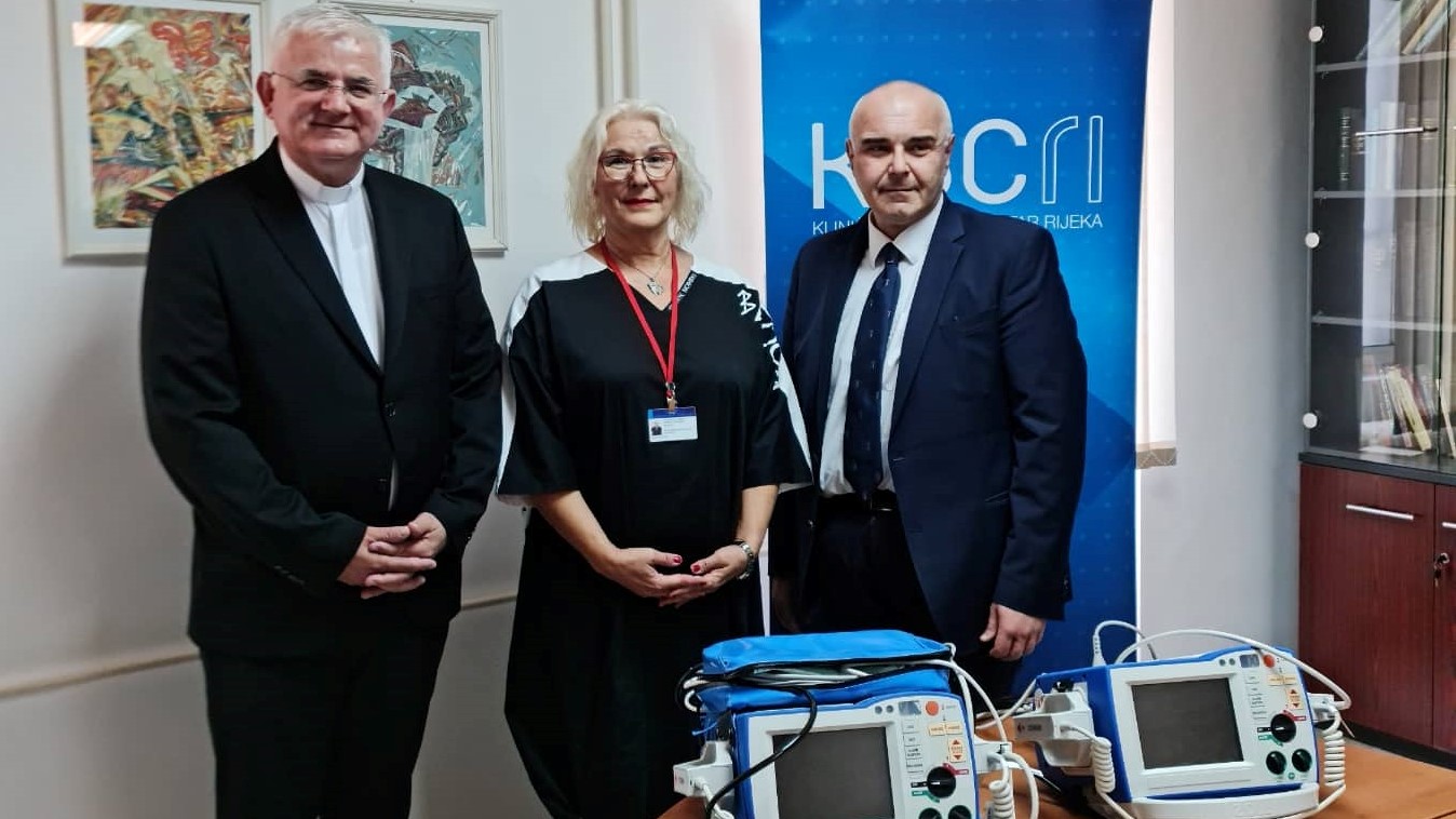 Riječka nadbiskupija donirala KBC-u Rijeka dva defibrilatora - IKA