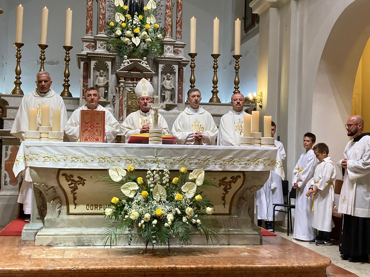 Biskup Vidović predvodio misu na svetkovinu sv. Frane u samostanu na Obali - IKA