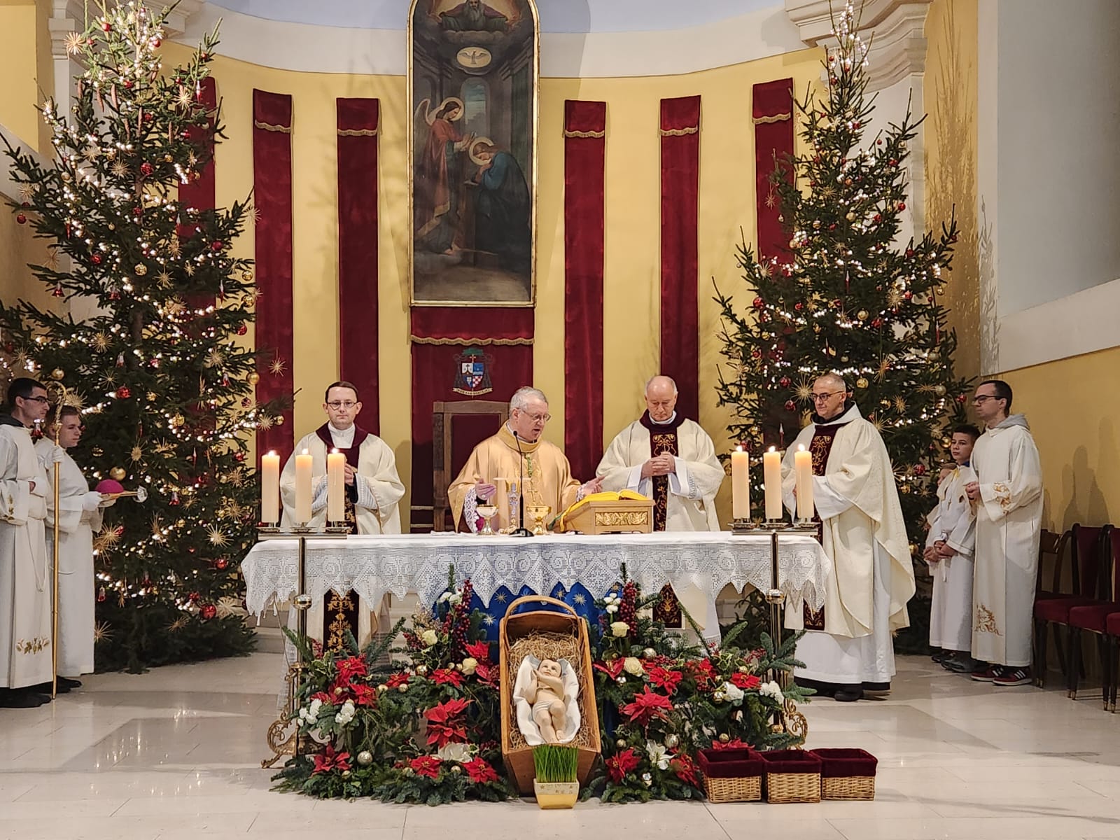 Biskup Križić predvodio polnoćku u gospićkoj katedrali - IKA