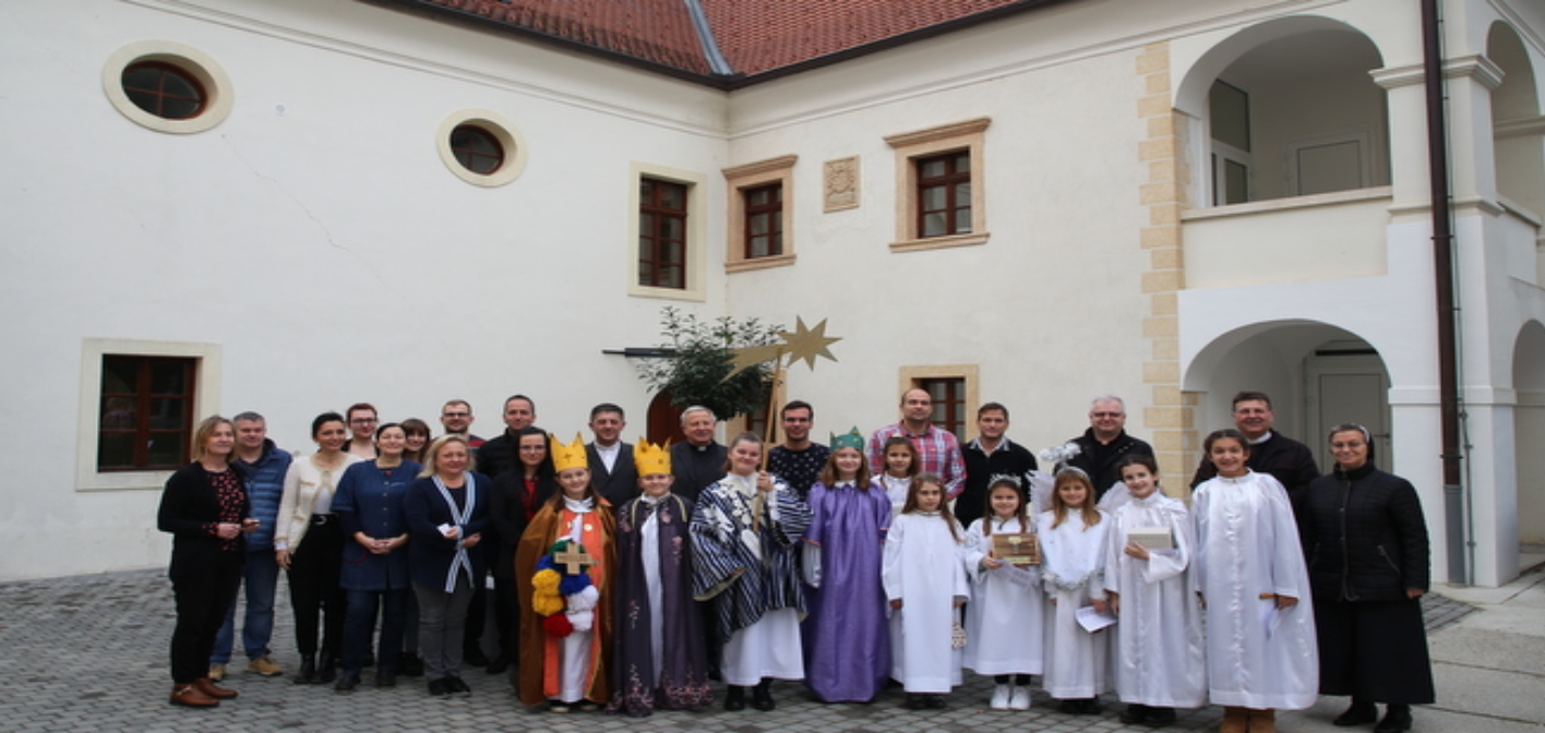 Pjevači Betlehemske zvijezde posjetili zagrebački Nadbiskupski duhovni ...