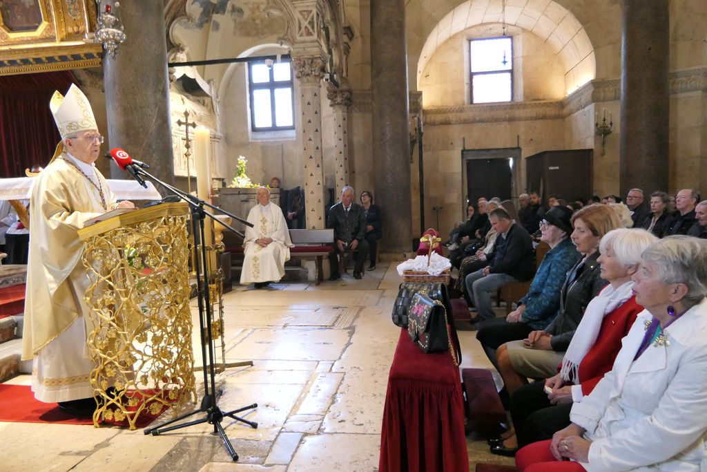 Nadbiskup Puljić predvodio uskrsno slavlje u splitskoj prvostolnici - IKA
