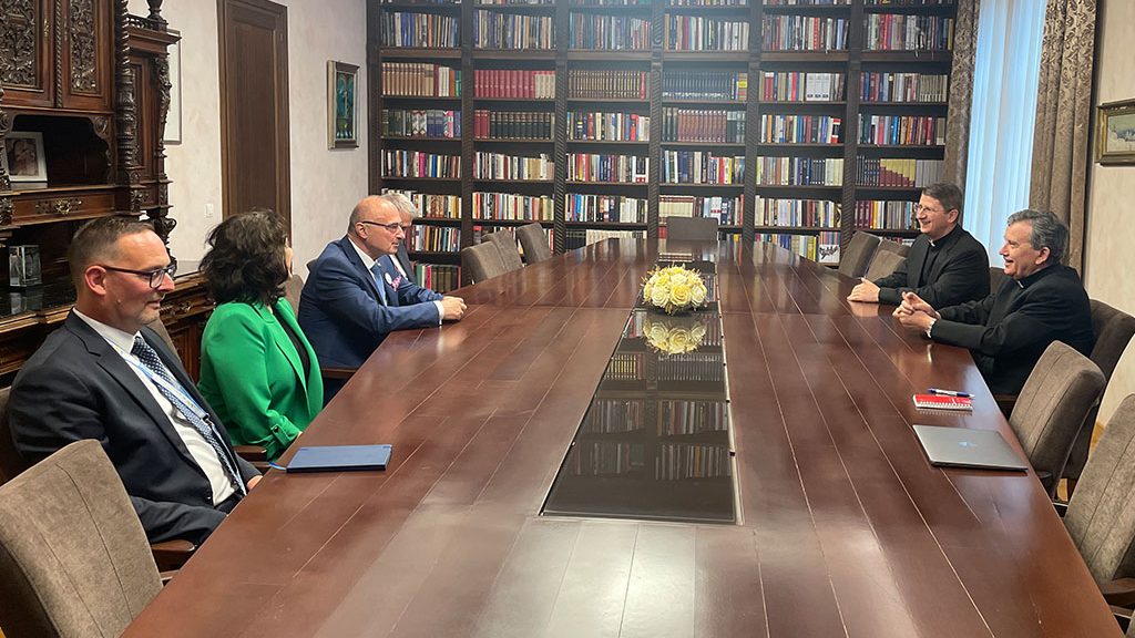 Susret nadbiskupa Vukšića i ministra Grlića Radmana - IKA