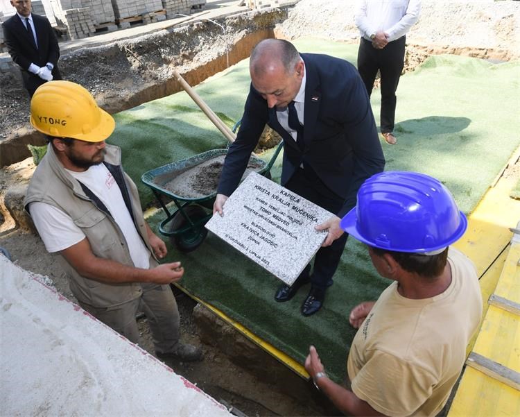 Položen kamen temeljac za kapelu na Memorijalnom groblju žrtava iz Domovinskog rata u Vukovaru - IKA