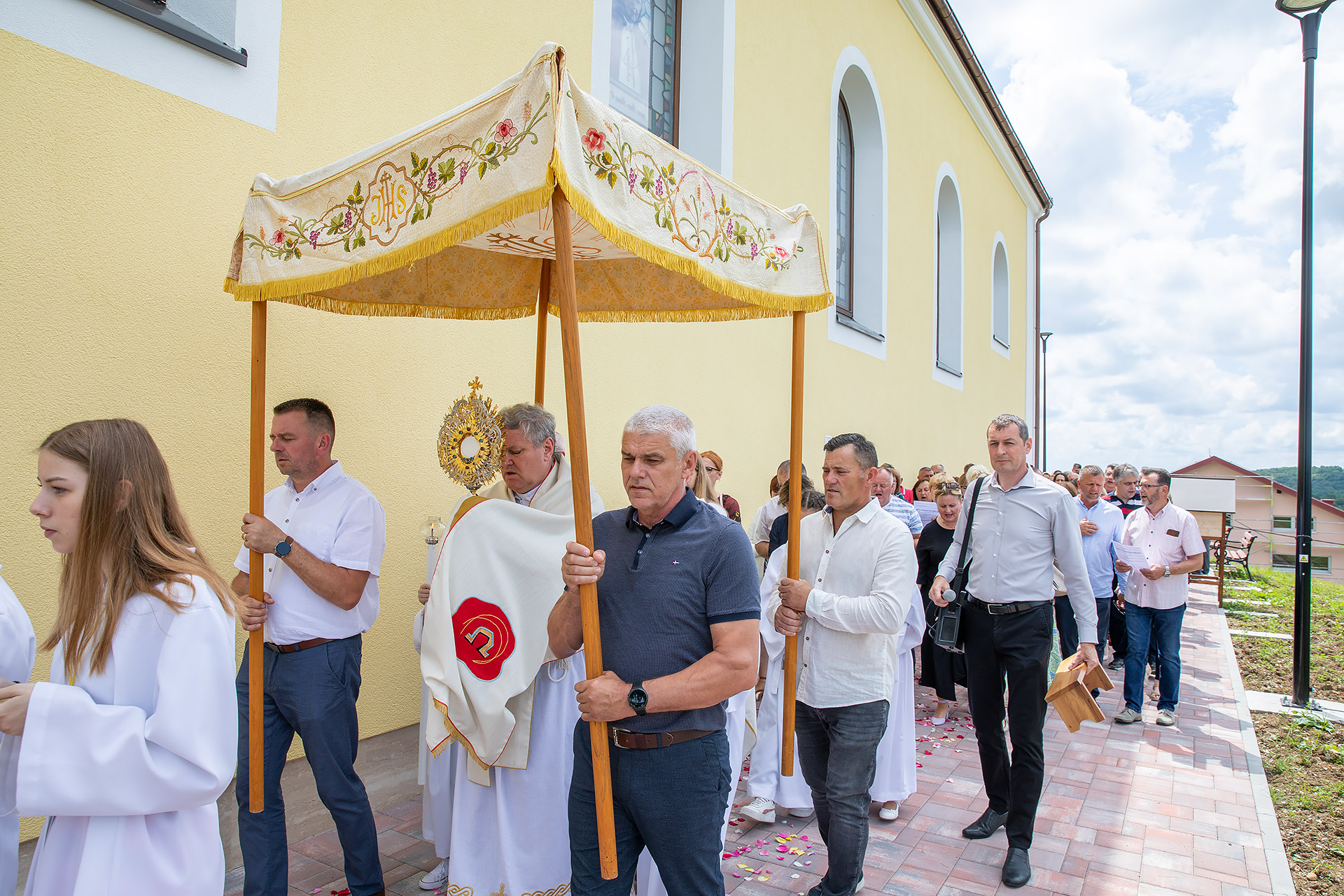 Biskup Košić na svetkovinu Tijelova predvodio misu u Kravarskom - IKA