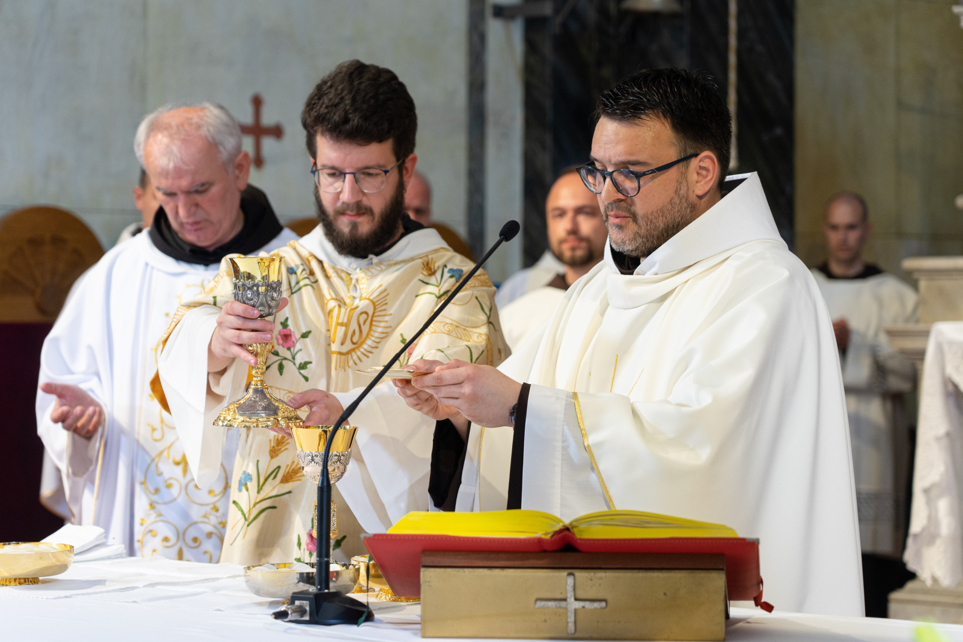 Fra Ivan Majić proslavio mladu misu u župi Uznesenja Blažene Djevice Marije u Kaštel Lukšiću - IKA