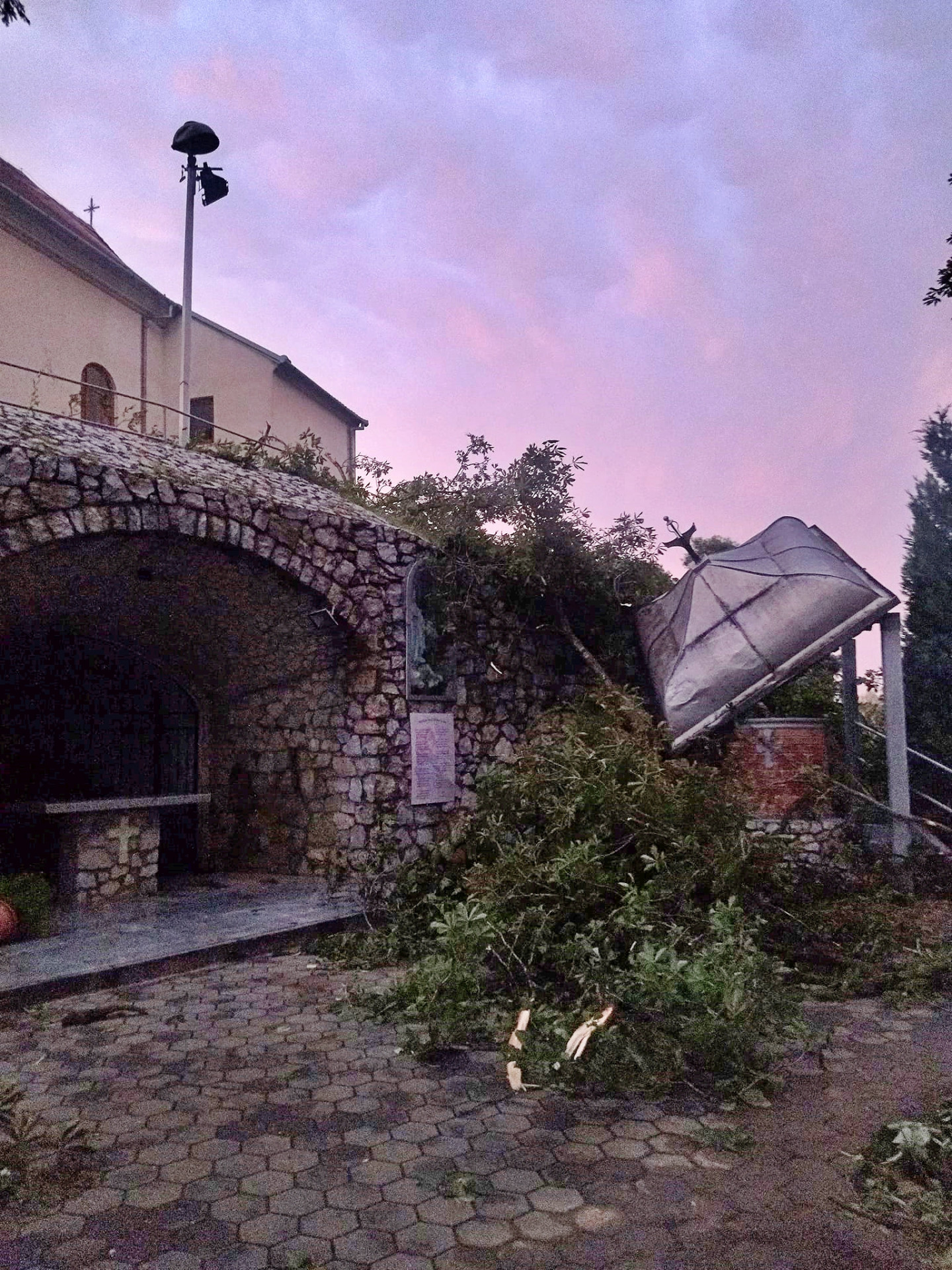 Crkva Preslavnog Imena Marijina u Retkovcima teško oštećena u nevremenu ...