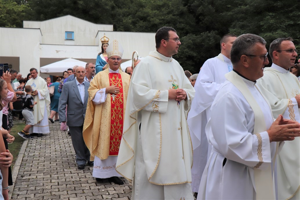 Biskup Štironja predvodio proslavu blagdana Gospe od Drenja u Šumberu - IKA