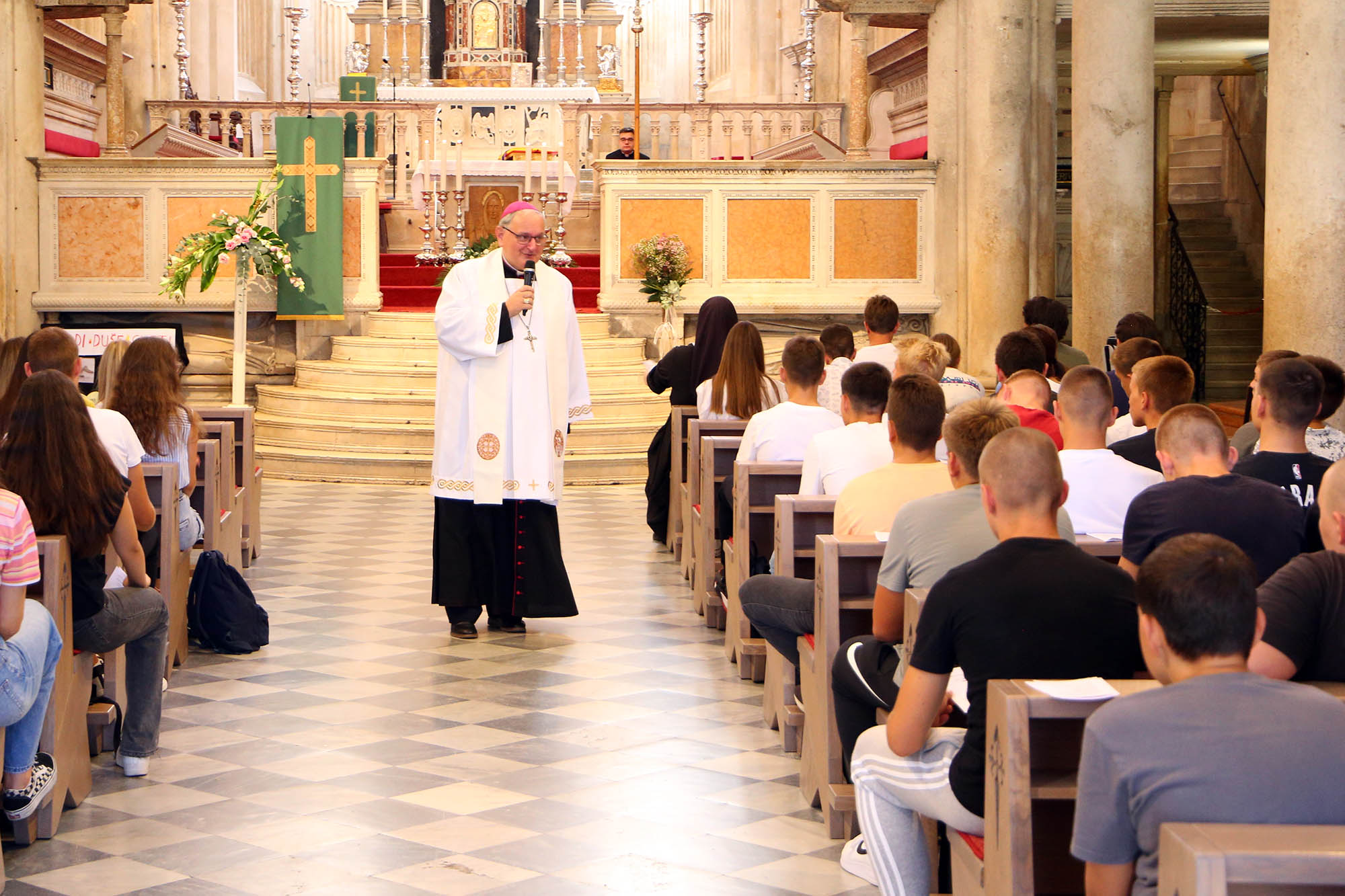 Biskup Rogić predvodio molitvu zaziva Duha Svetoga za srednjoškolce - IKA