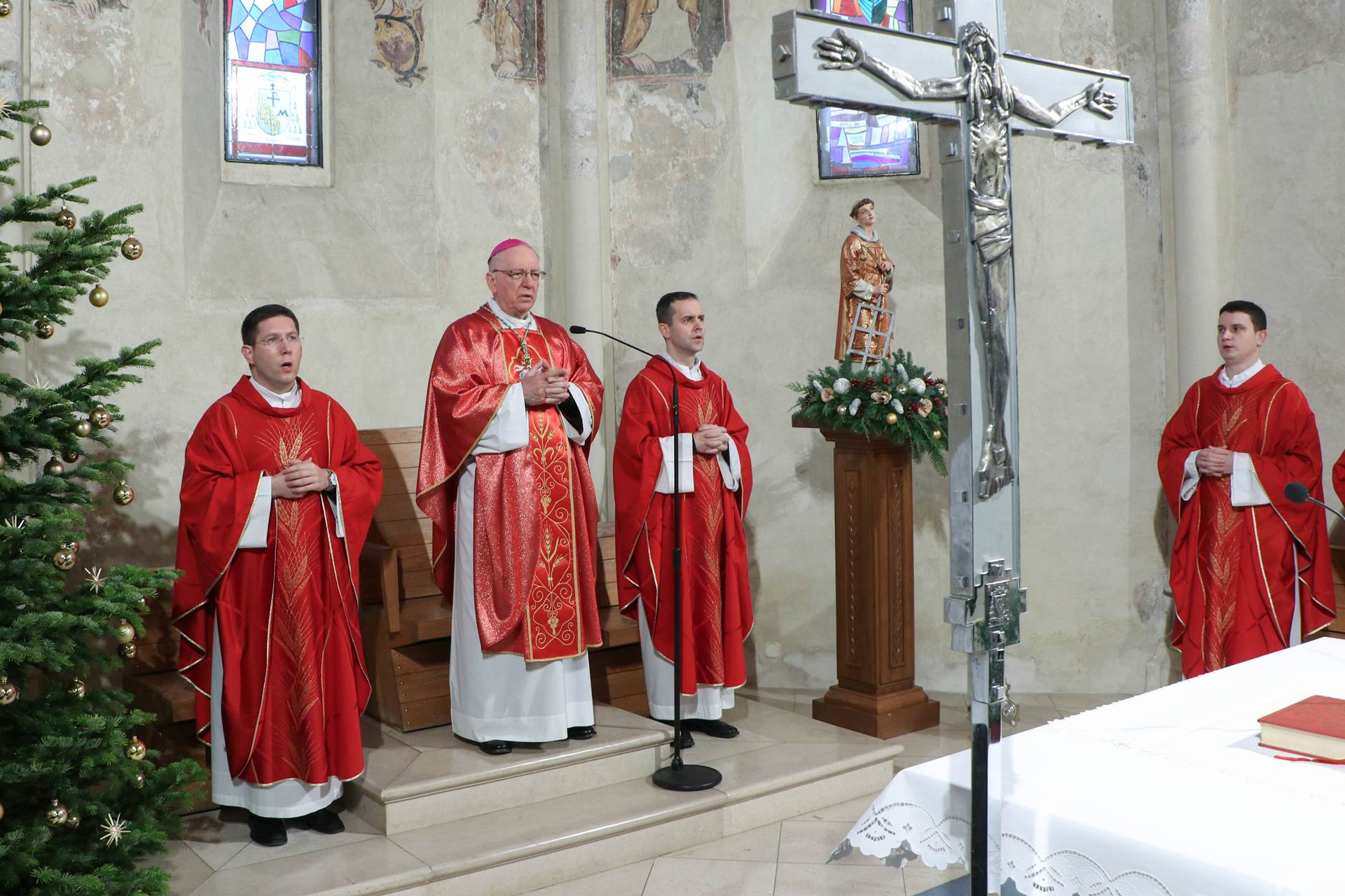 Biskup Škvorčević na blagdan sv. Stjepana predslavio misu u požeškoj crkvi sv. Lovre - IKA