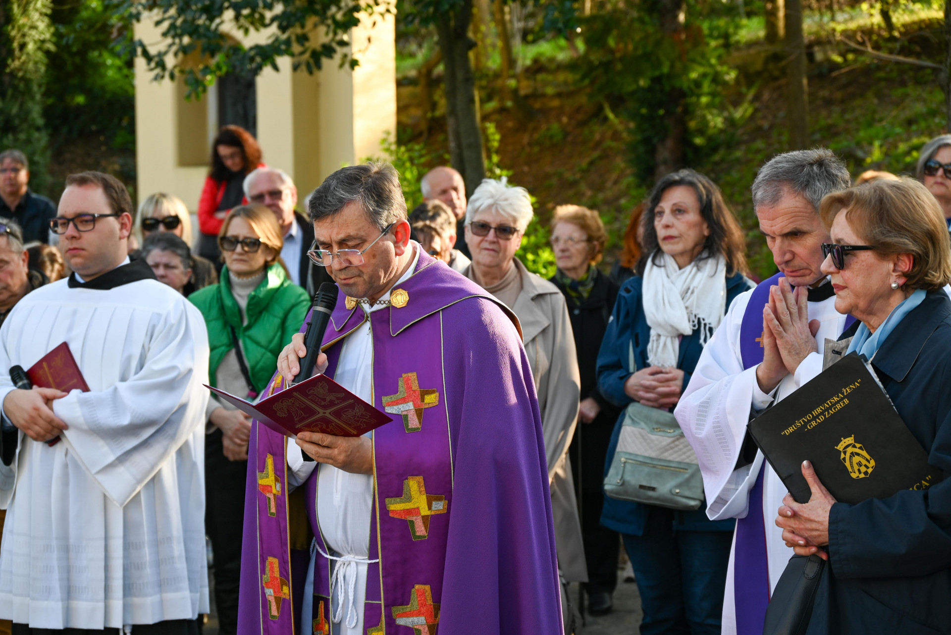 Imenovani požeški biskup Ivo Martinović predvodio križni put na Svetom Ksaveru - IKA
