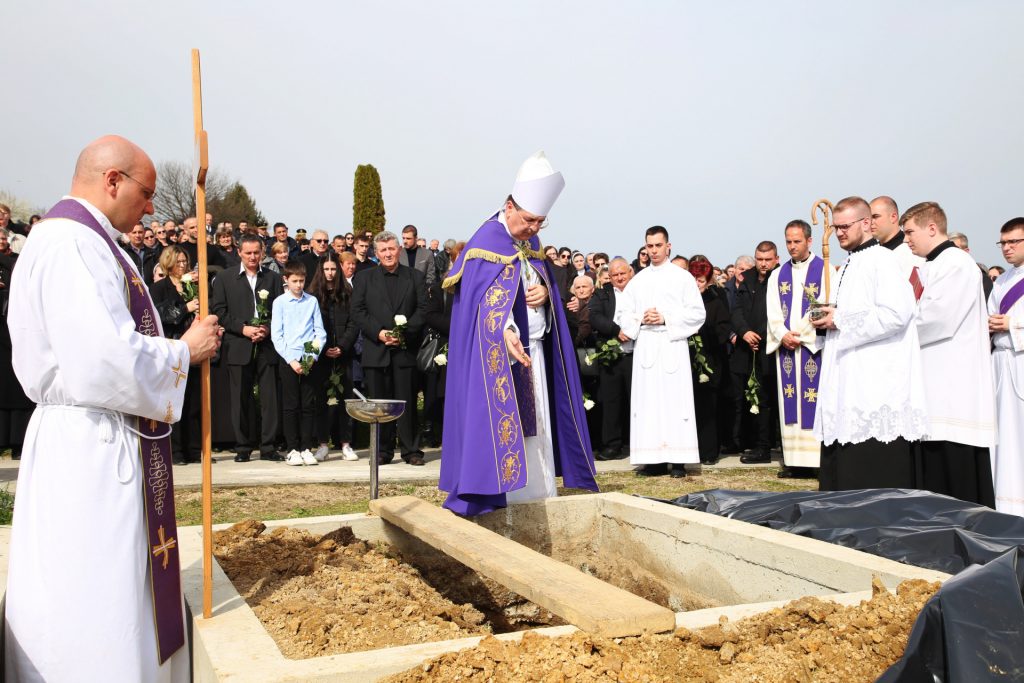 Biskup Šaško predvodio misu zadušnicu i sprovodne obrede za preminulog ...