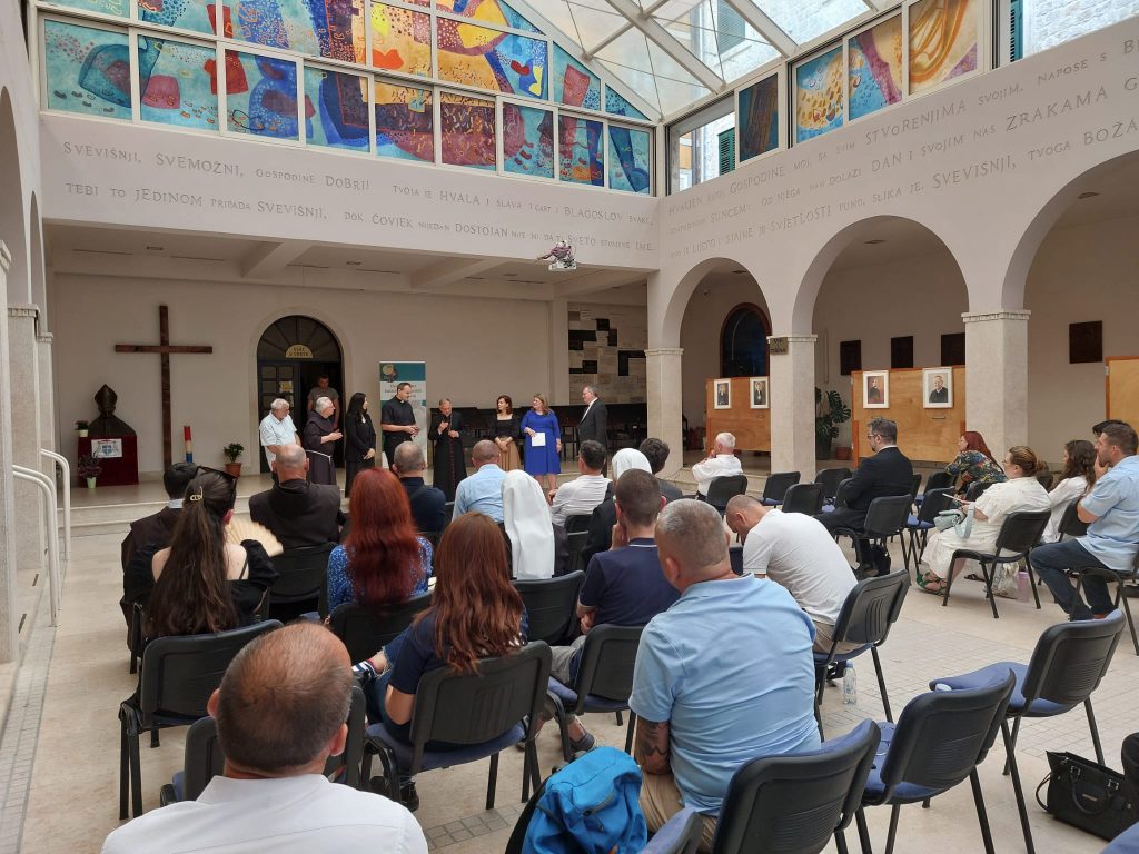 Nadbiskup Mokrzycki otvorio izložbu „Hrvatski sveci i blaženici u našem ...