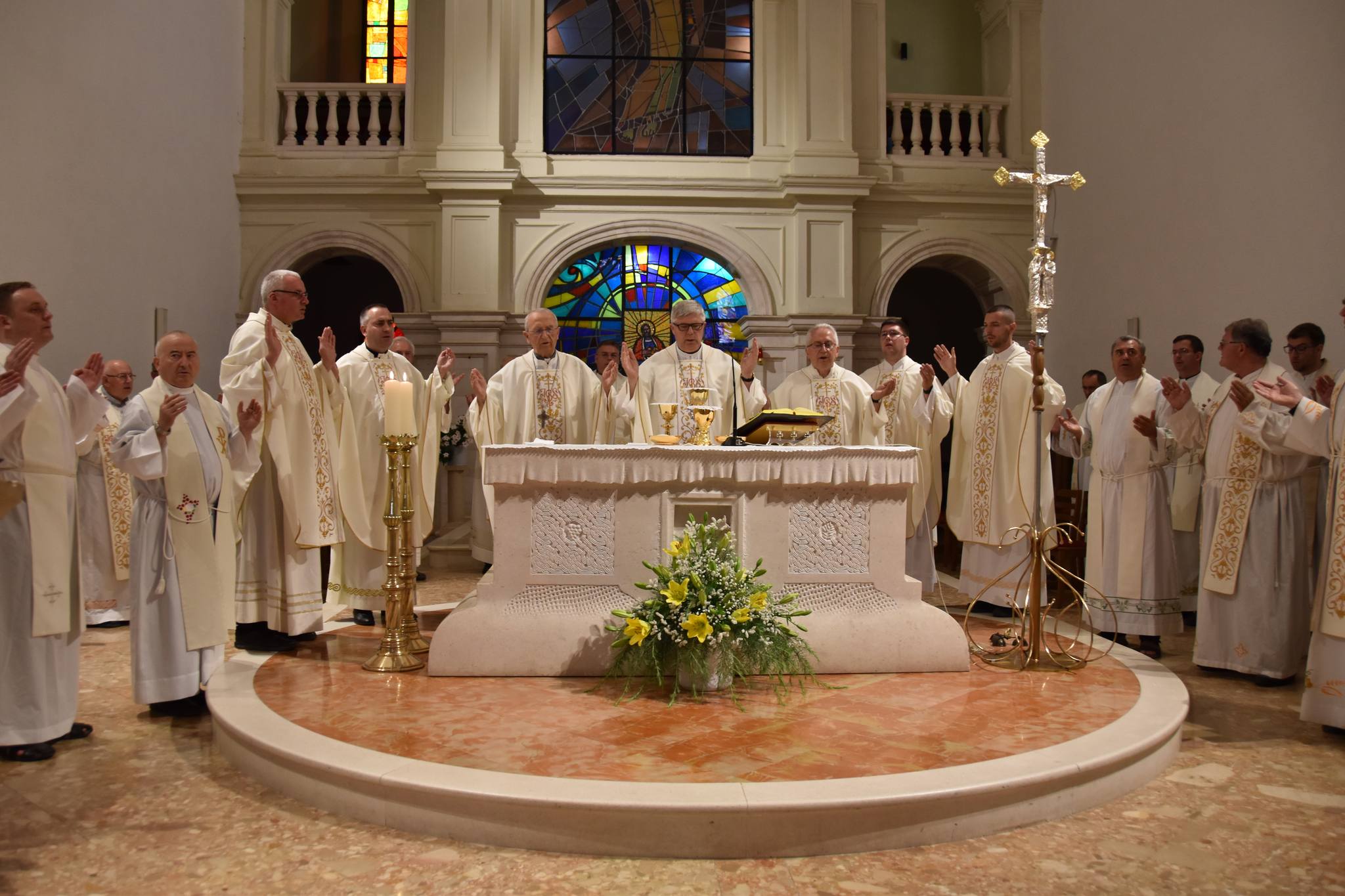 Svećenici, redovnici i redovnice Zadarske nadbiskupije hodočastili u ...