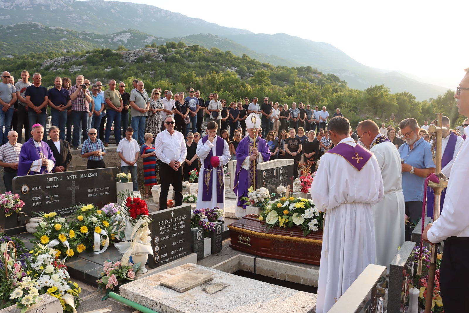 Pogreb don Ivana Prelasa u Srijanima - IKA
