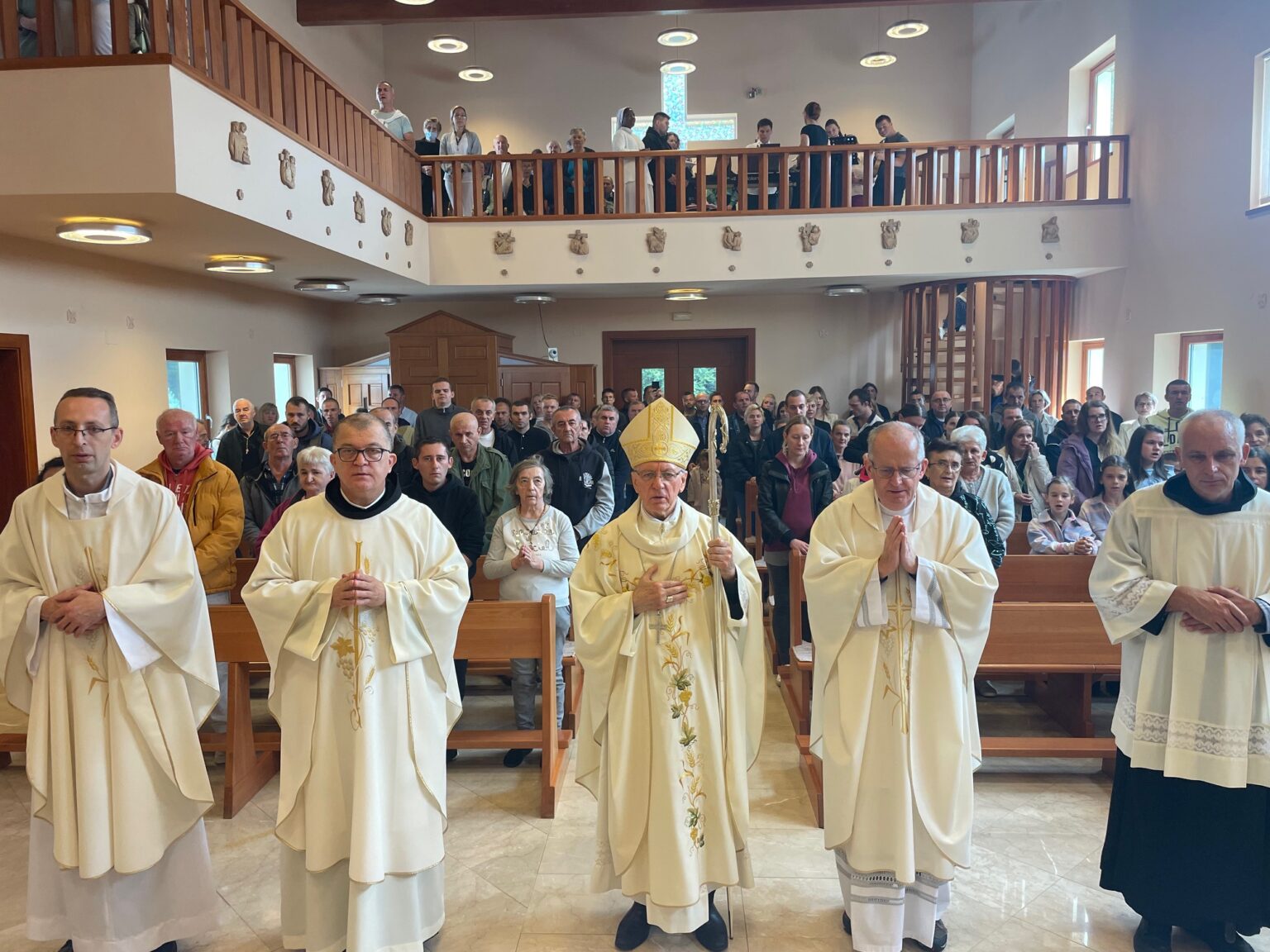 Biskupu Škvorčeviću uručena Povelja o agregaciji Bolničkom redu sv ...