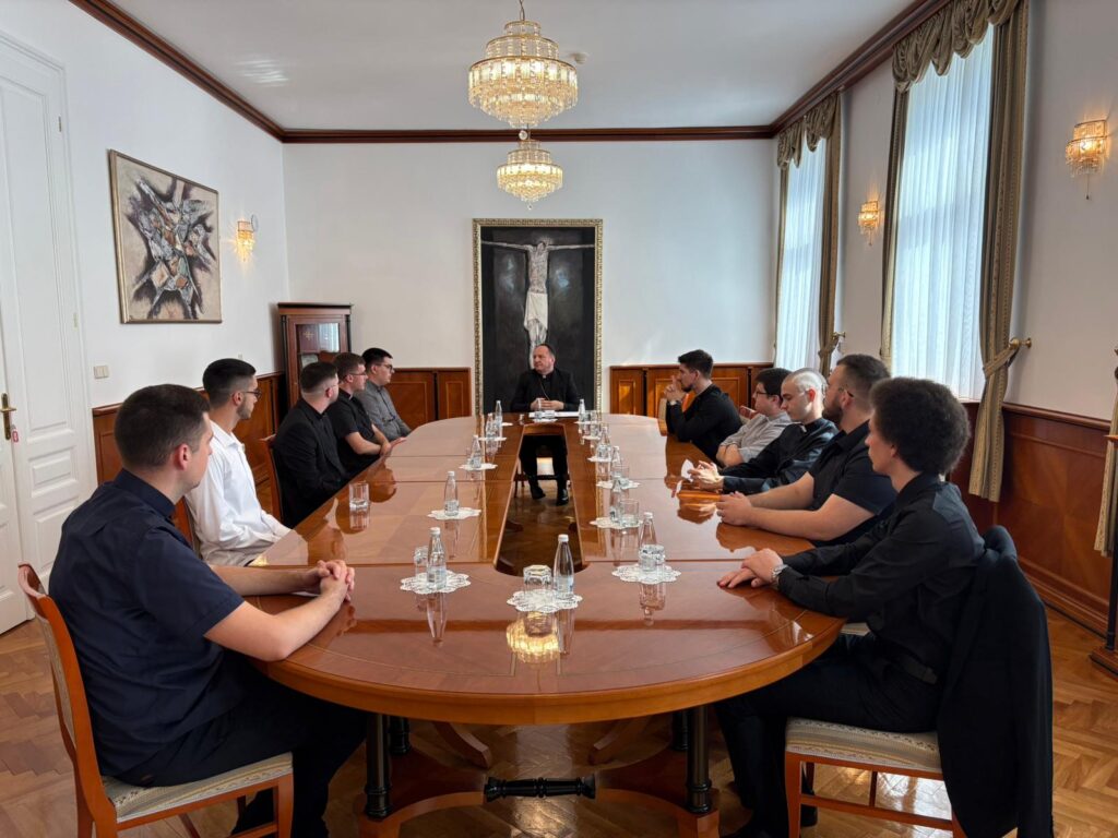 Biskup Palić susreo se s bogoslovima – IKA