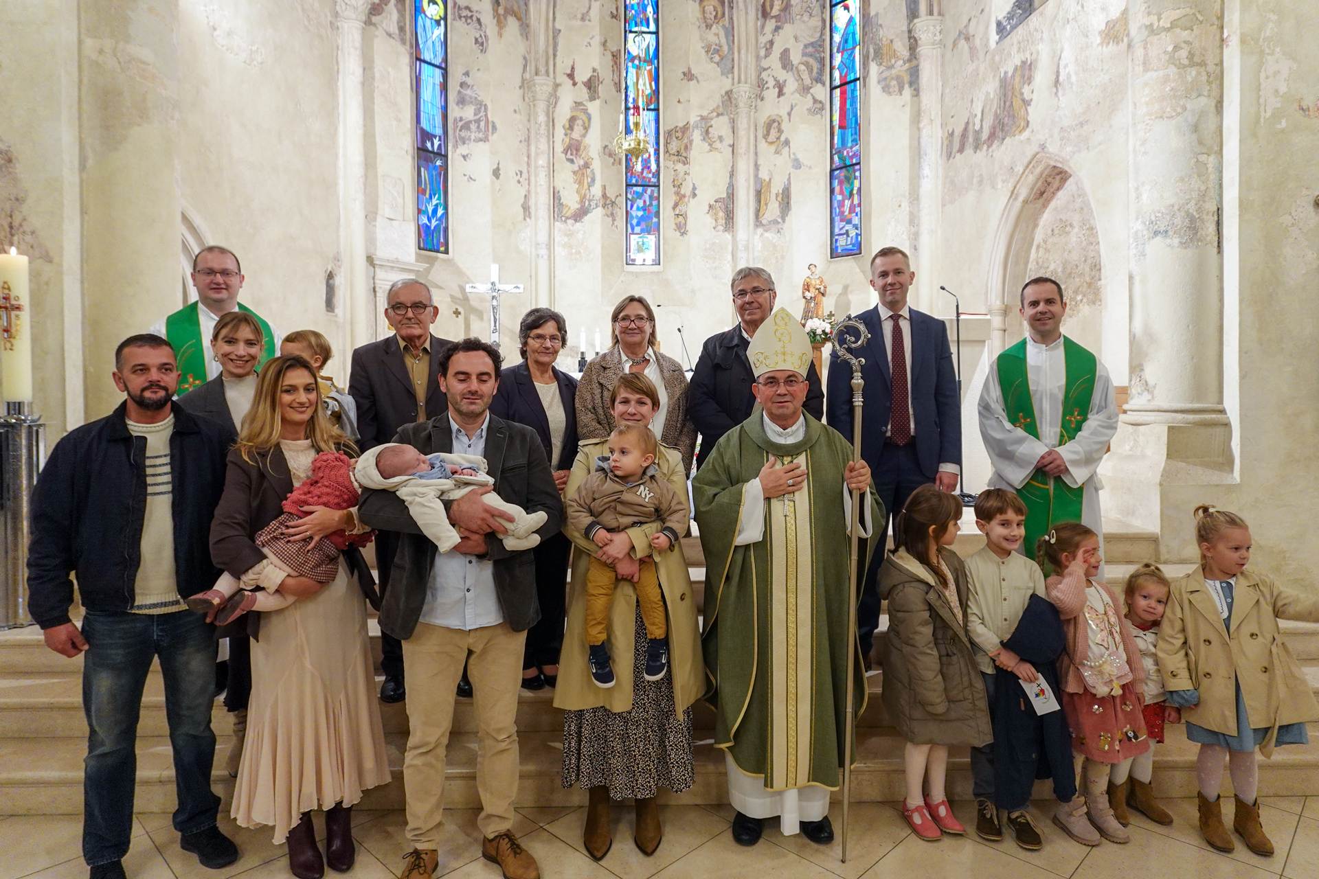 Biskup Martinović krstio peto dijete roditelja Matković – IKA