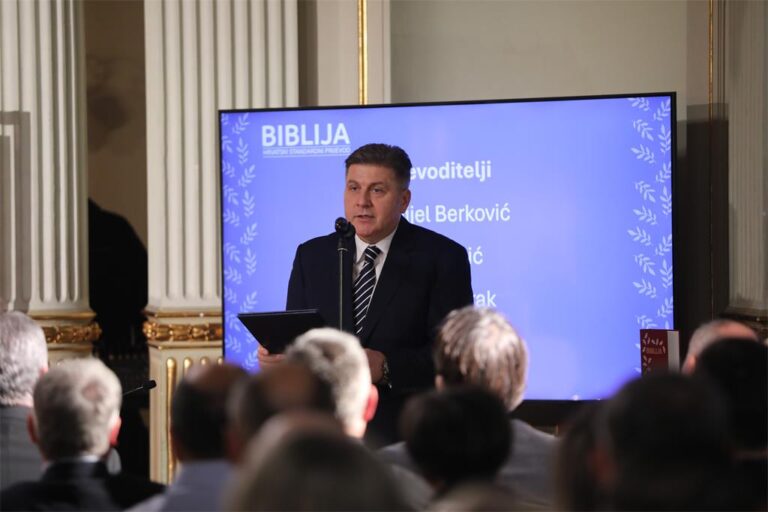 Novi prijevod Biblije predstavljen u Hrvatskom narodnom kazalištu u ...