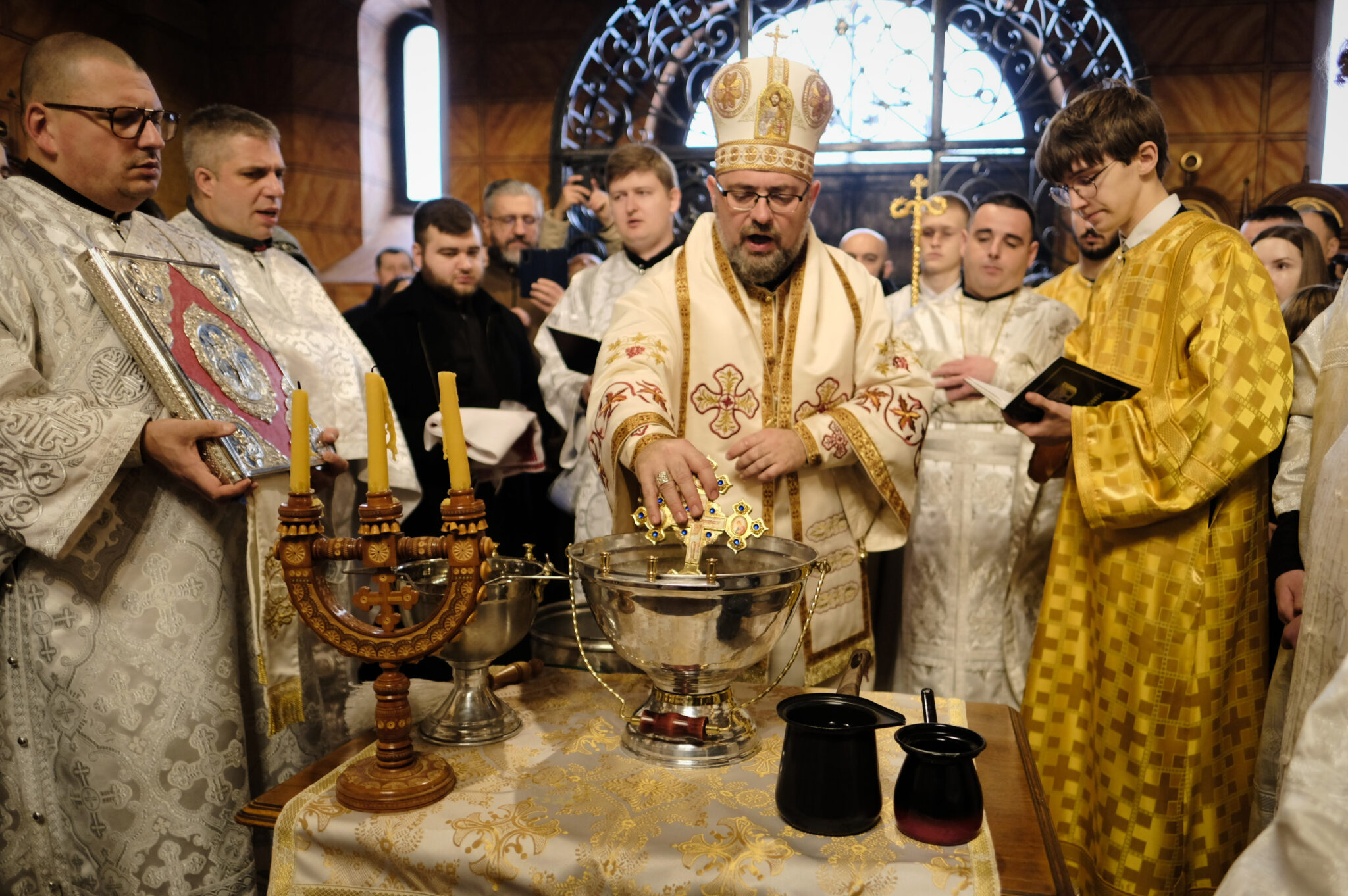 Vladika Stipić služio liturgiju Bogojavljenja u konkatedrali sv. Ćirila ...
